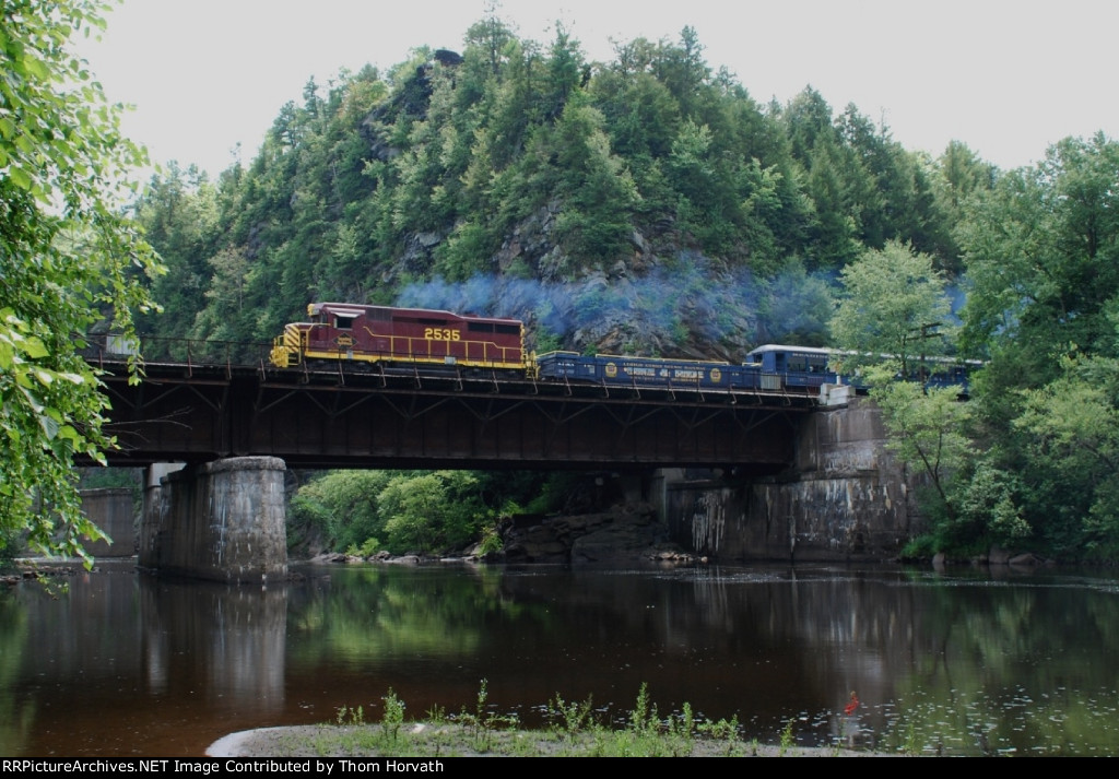 RBMN 2535 leads the 1 o'clock excursion over the Lehigh River